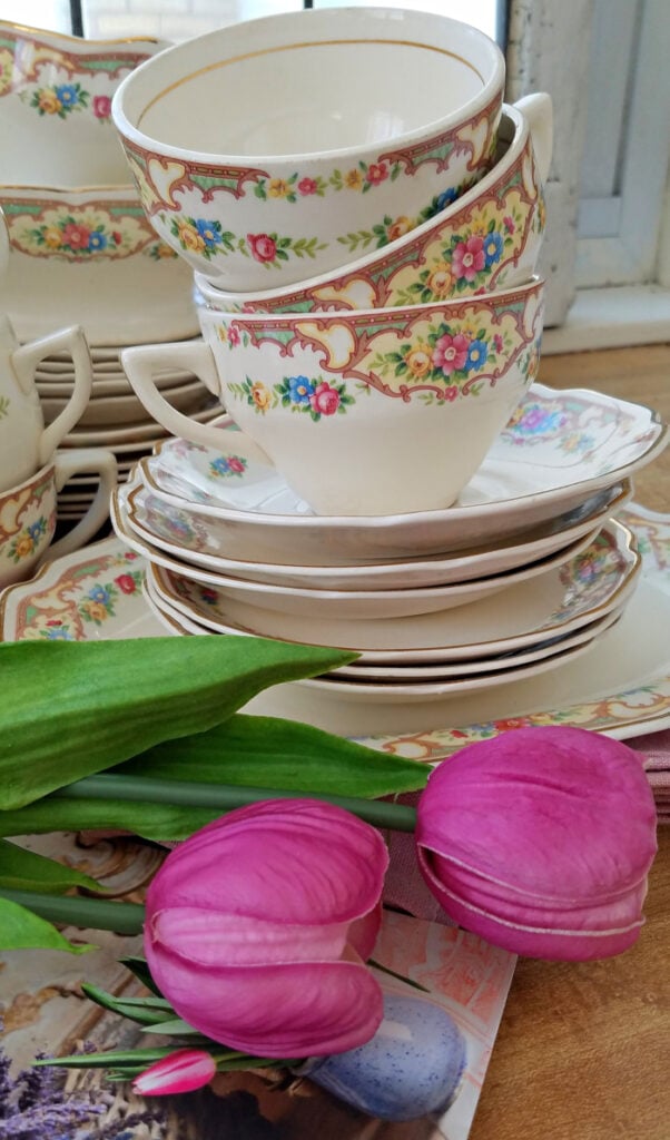 Follow The Yellow Brick Home - Une Petite French Tea Party (Pour Moi ...