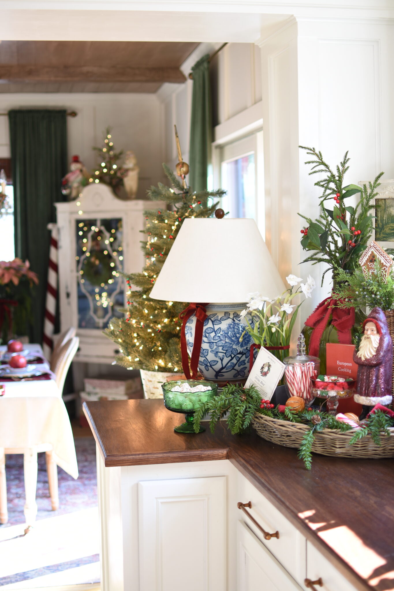 Follow The Yellow Brick Home - A Classic Christmas Cottage Kitchen and ...